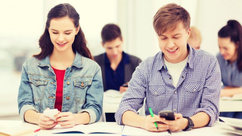 4 Key Considerations When Using Mobile Phones To Support Synchronous Learning Scenarios