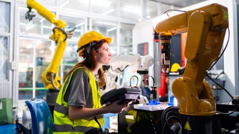 LMS Features To Enhance Workforce Training In Manufacturing - eLearning Industry
